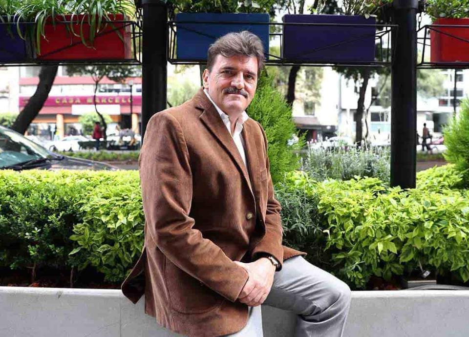 Recibe Enrique Serna Premio Xavier Villaurrutia