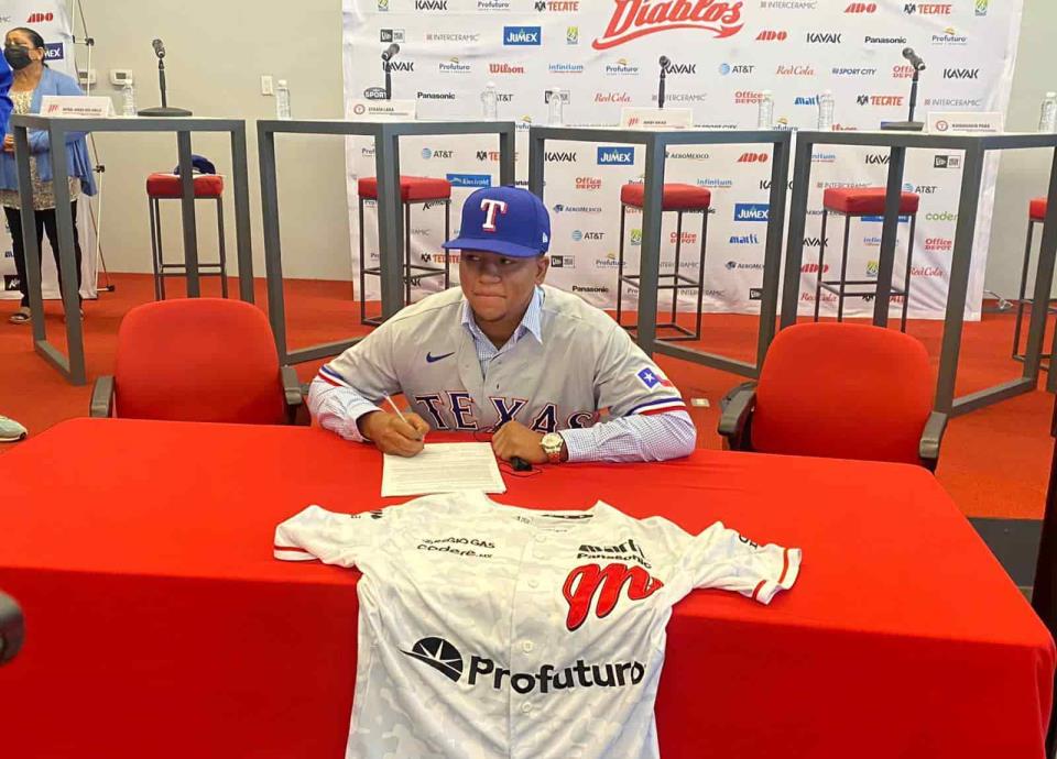Firma pitcher mexicano con los Rangers