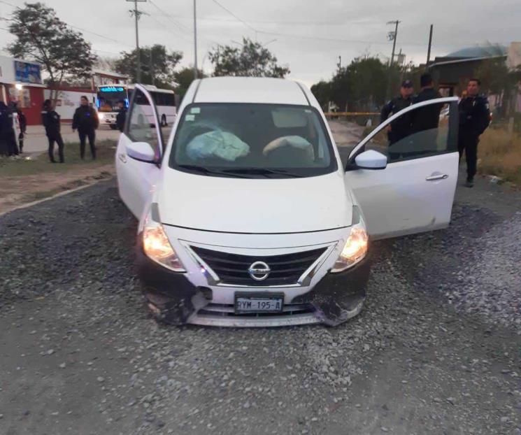 Detienen a 2 en auto robado