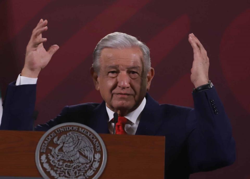 AMLO celebra que peso siga fortachón