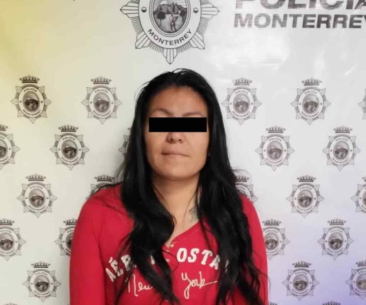 Detienen a mujer por robo