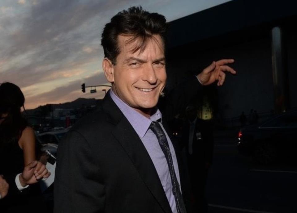 Vecina que atacó a Charlie Sheen en su casa se declara no culpable