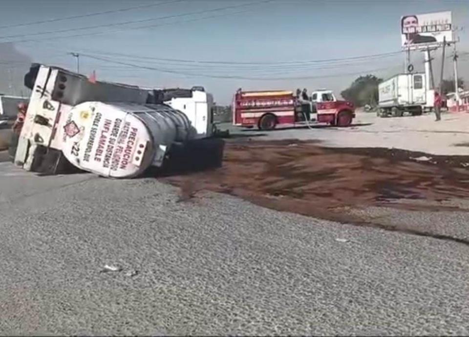 Vuelca pipa y derrama petróleo