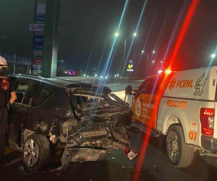 Accidente entre camionetas deja tres lesionados en Garza Sada