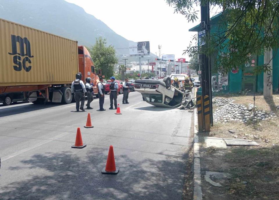 Sufre volcadura en la Avenida Revolución