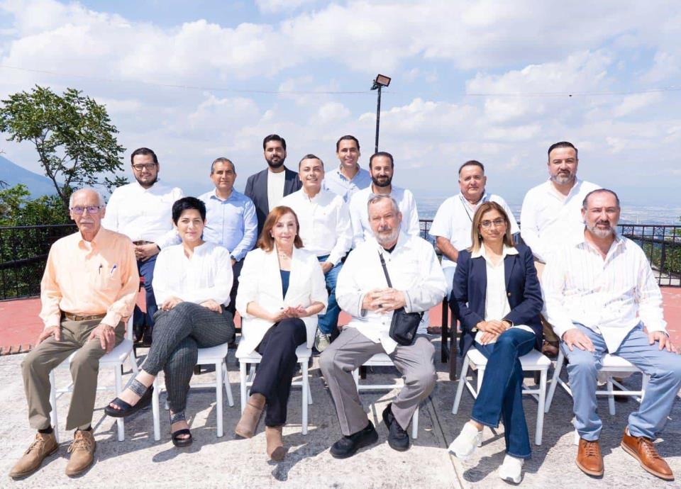 Presenta Mauricio a su equipo