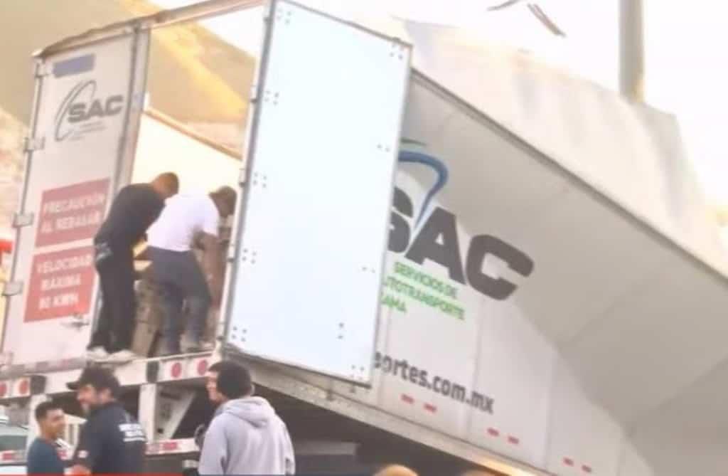 Evitan rapiña tras dañarse tráiler