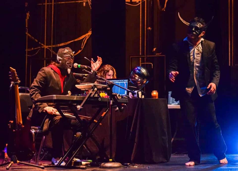 Adentran al público regiomontano al universo onírico de Rájula