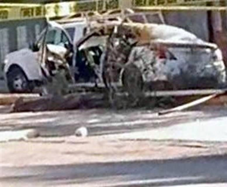 Muere taxista al estrellar su auto contra un poste